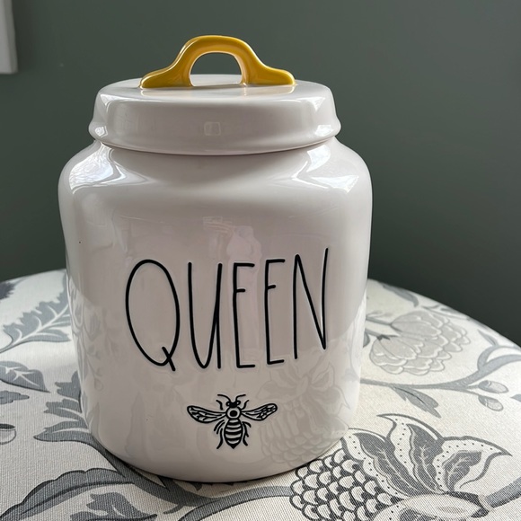 Rae Dunn | Kitchen | Rae Dunn Htf Queen Cookie Jar 220 Nwt Artisan ...